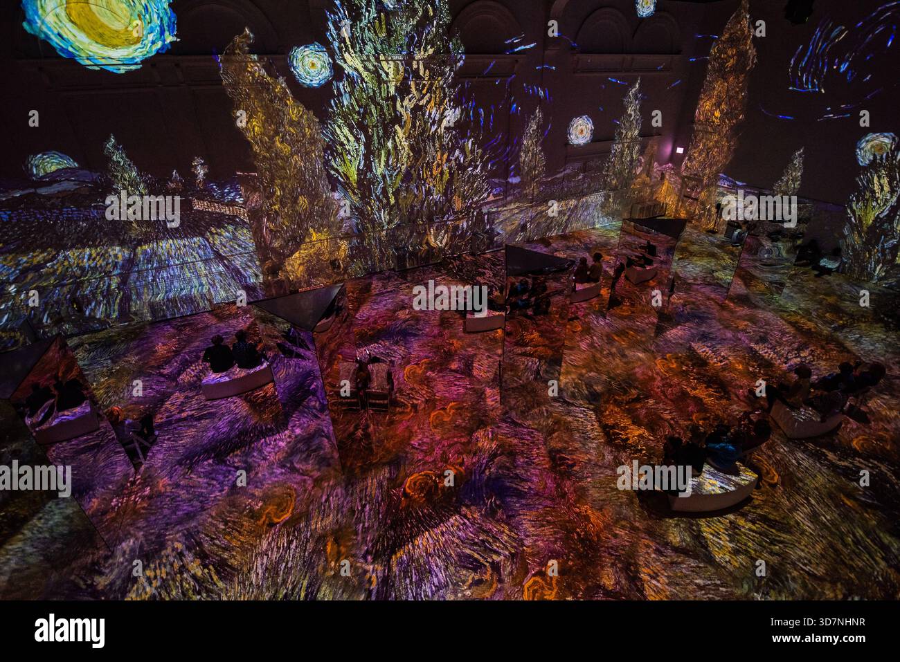 Color view of Immersive Van Gogh exhibition in Chicago — visitors ...