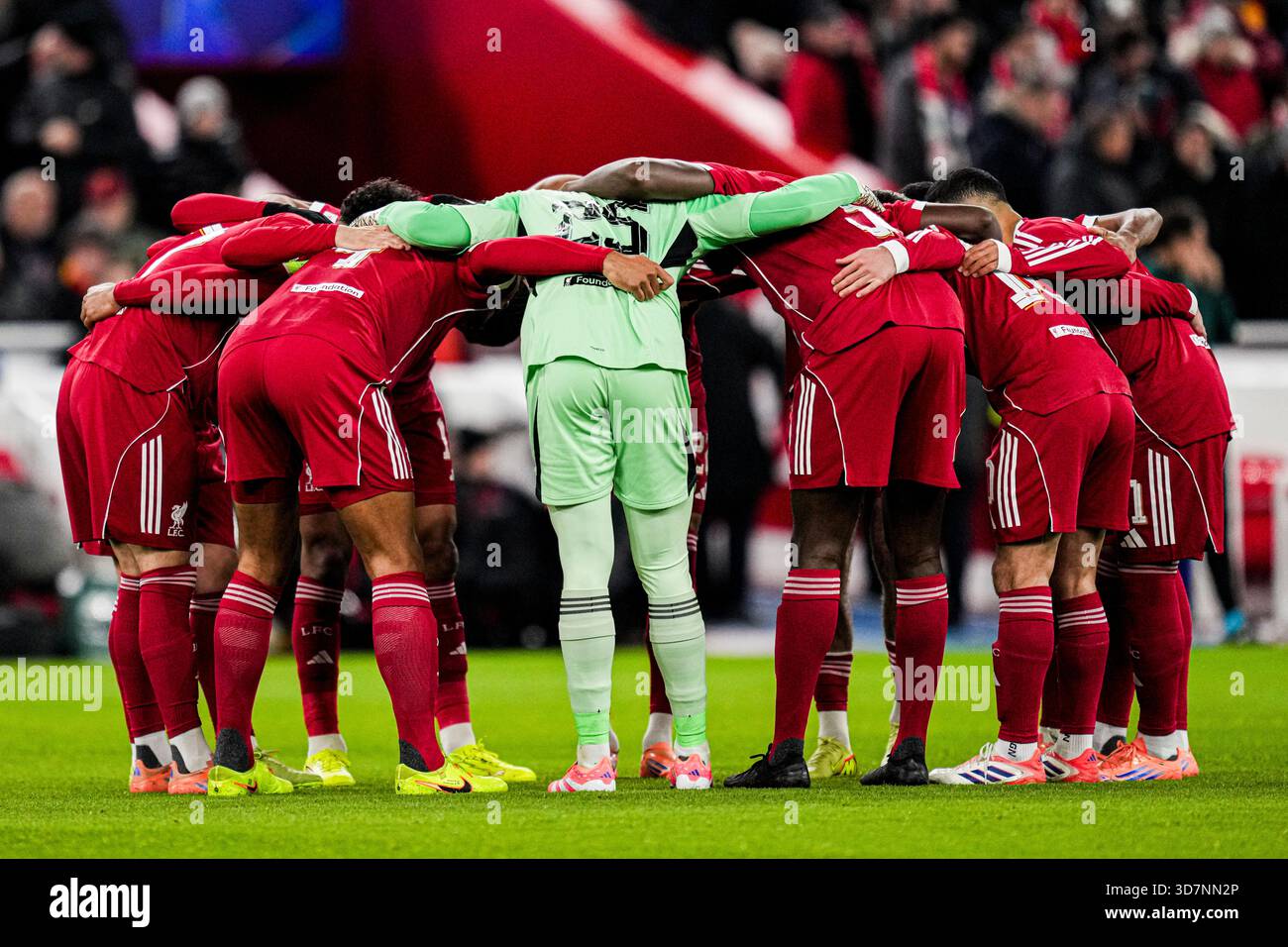 LIVERPOOL, ENGLAND - NOVEMBER 26: Players of Liverpool FC doing a team ...