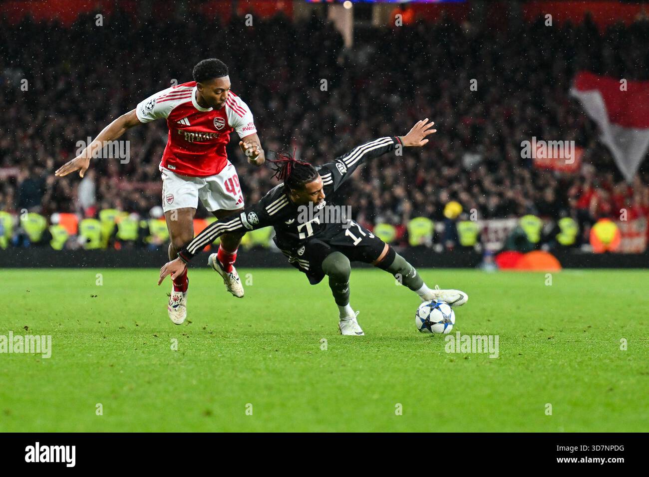 LONDON, ENGLAND - NOVEMBER 26: in the duel Myles LEWIS-SKELLY (Arsenal ...