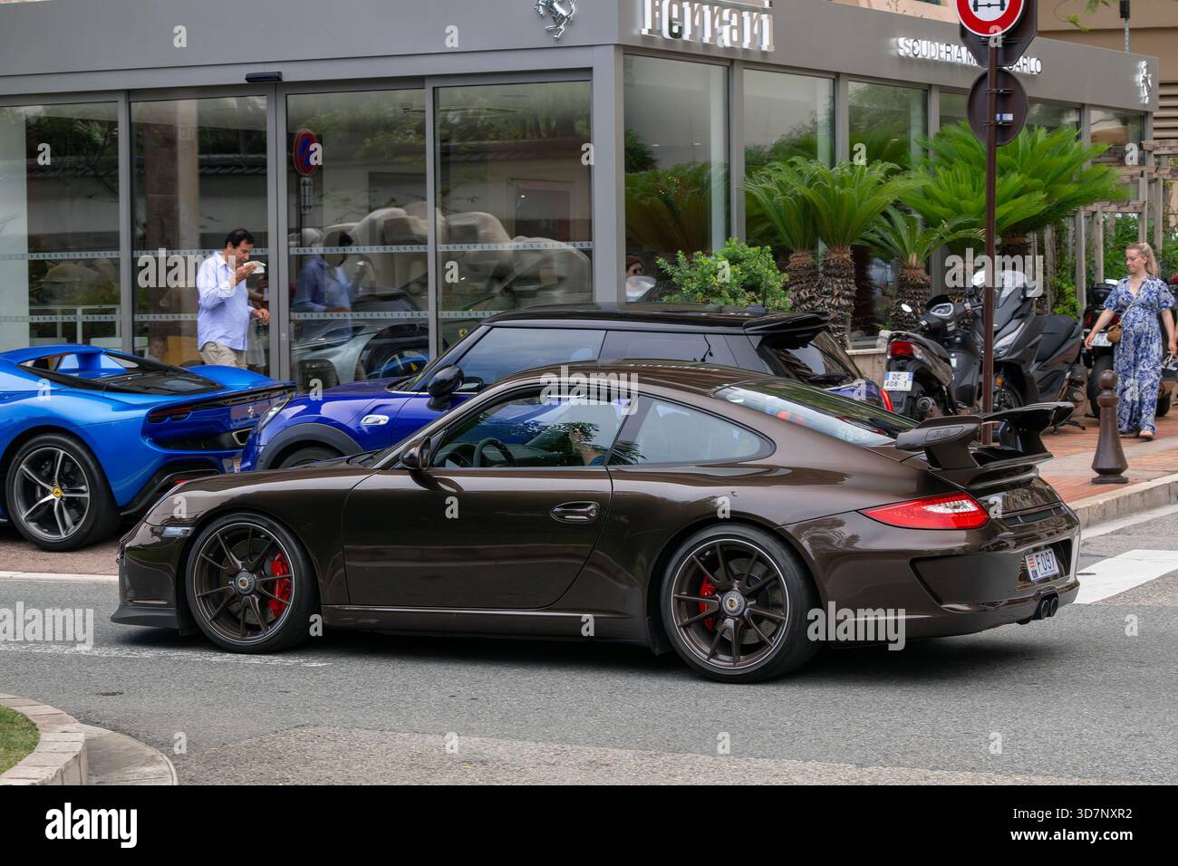 Porsche 911 side view hi-res stock photography and images - Alamy
