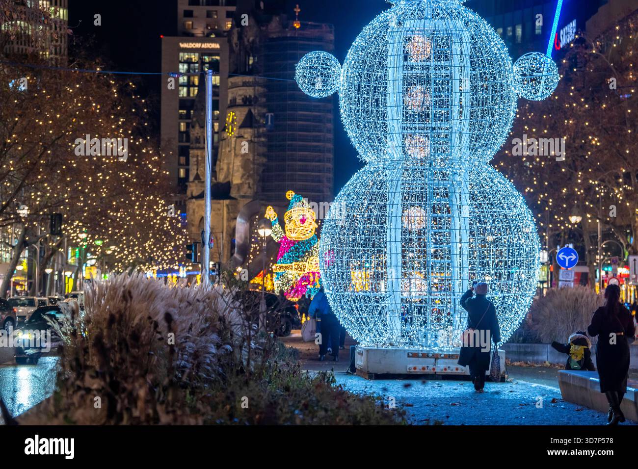 Weihnachtsdekoration, Lichterschmuck, in Berlin, Tauentzienstraße, Blick zur Gedächtniskirche am ...
