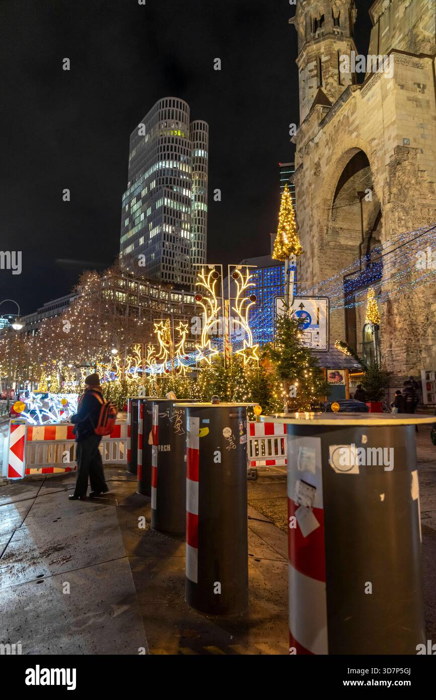 Amoksperren, Fahrzeugsperren, am Weihnachtsmarkt am Breitscheidplatz, an der Gedächtniskirche ...
