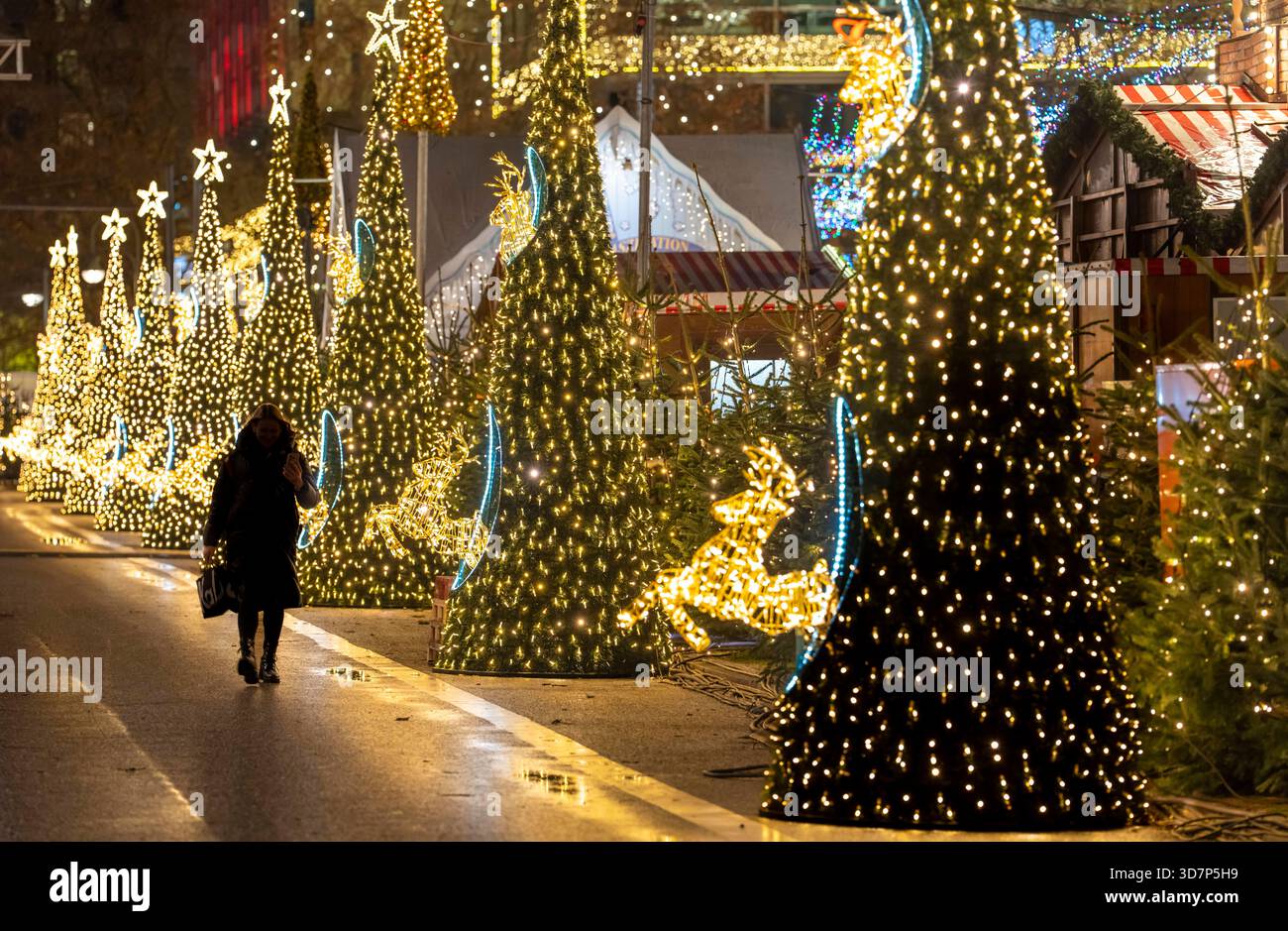Weihnachtsmarkt am Breitscheidplatz, an der Gedächtniskirche, Weihnachtsdekoration ...