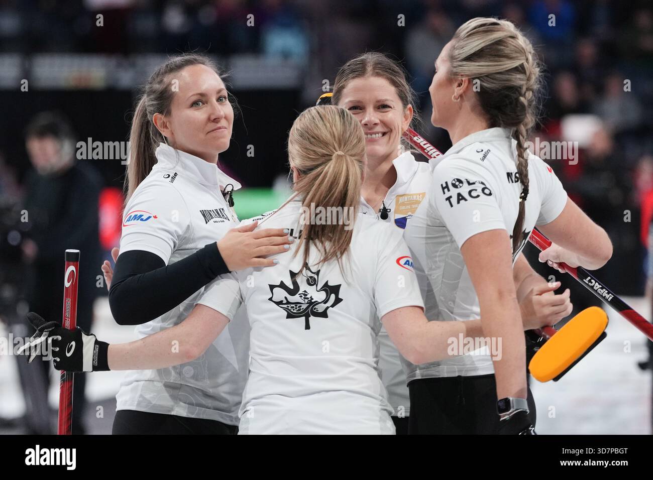 Rachel Homan, Tracy Fleury, Sarah Wilkes et Emma Miskew après un gain ...