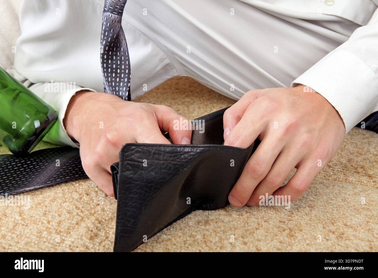 Checking empty wallet close up hi-res stock photography and images - Alamy