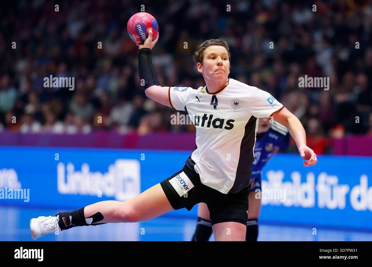 l.-r.: Alina Grijseels (DHB, 4), Womens Handball World Championship ...