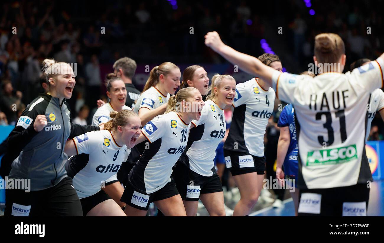 l.-r.: The German players celebrate after their victory against Iceland ...