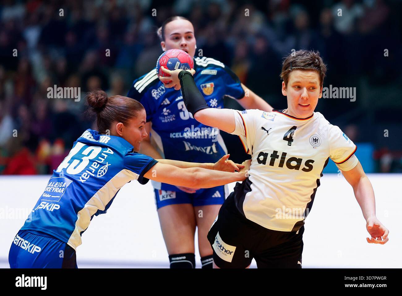 l.-r.: Matthildur Jonsdottir (Iceland, 43), Alina Grijseels (DHB, 4 ...