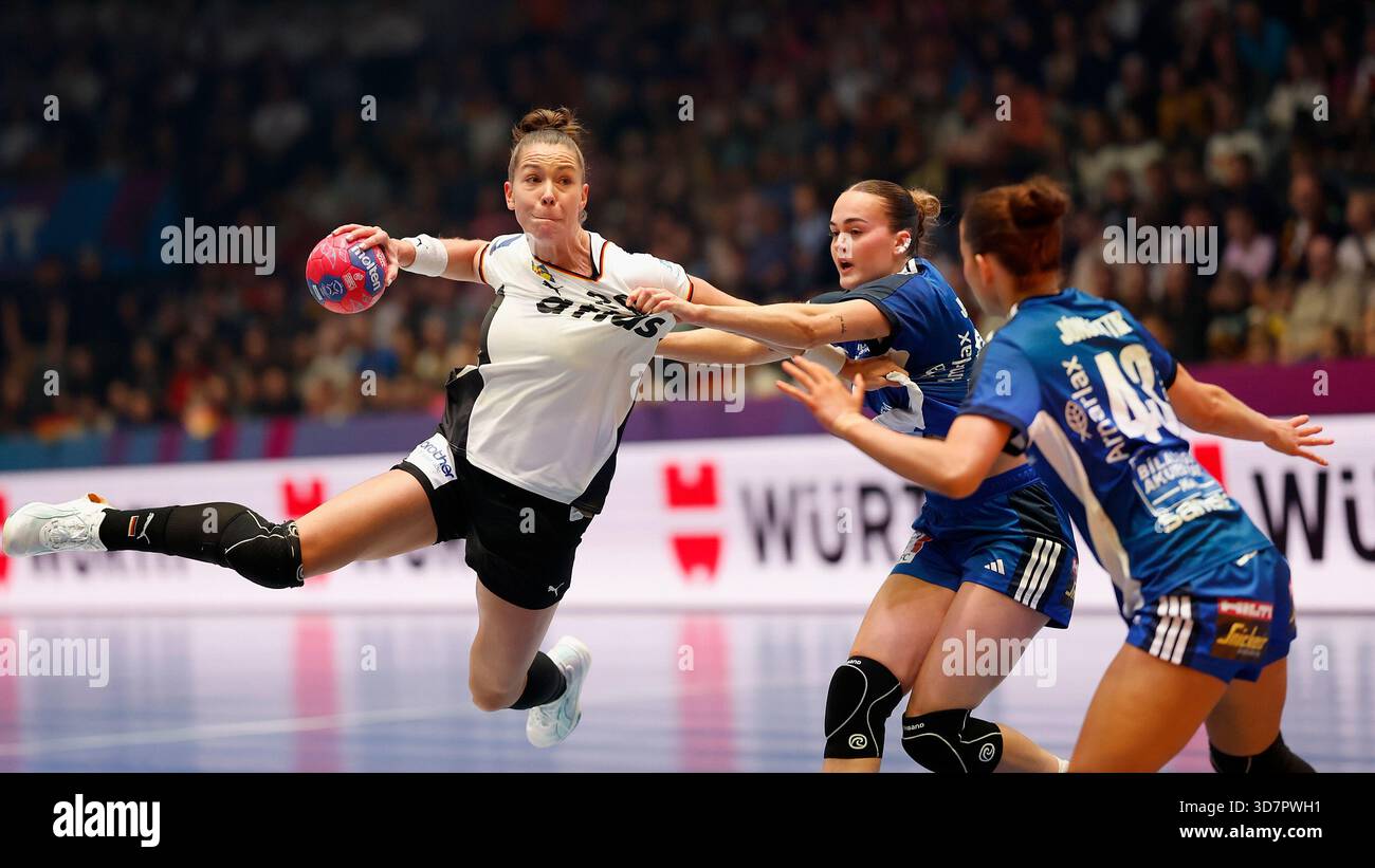 l.-r.: Emily Vogel (DHB, 20), Katrin Jensdottir (Island, 33) and ...