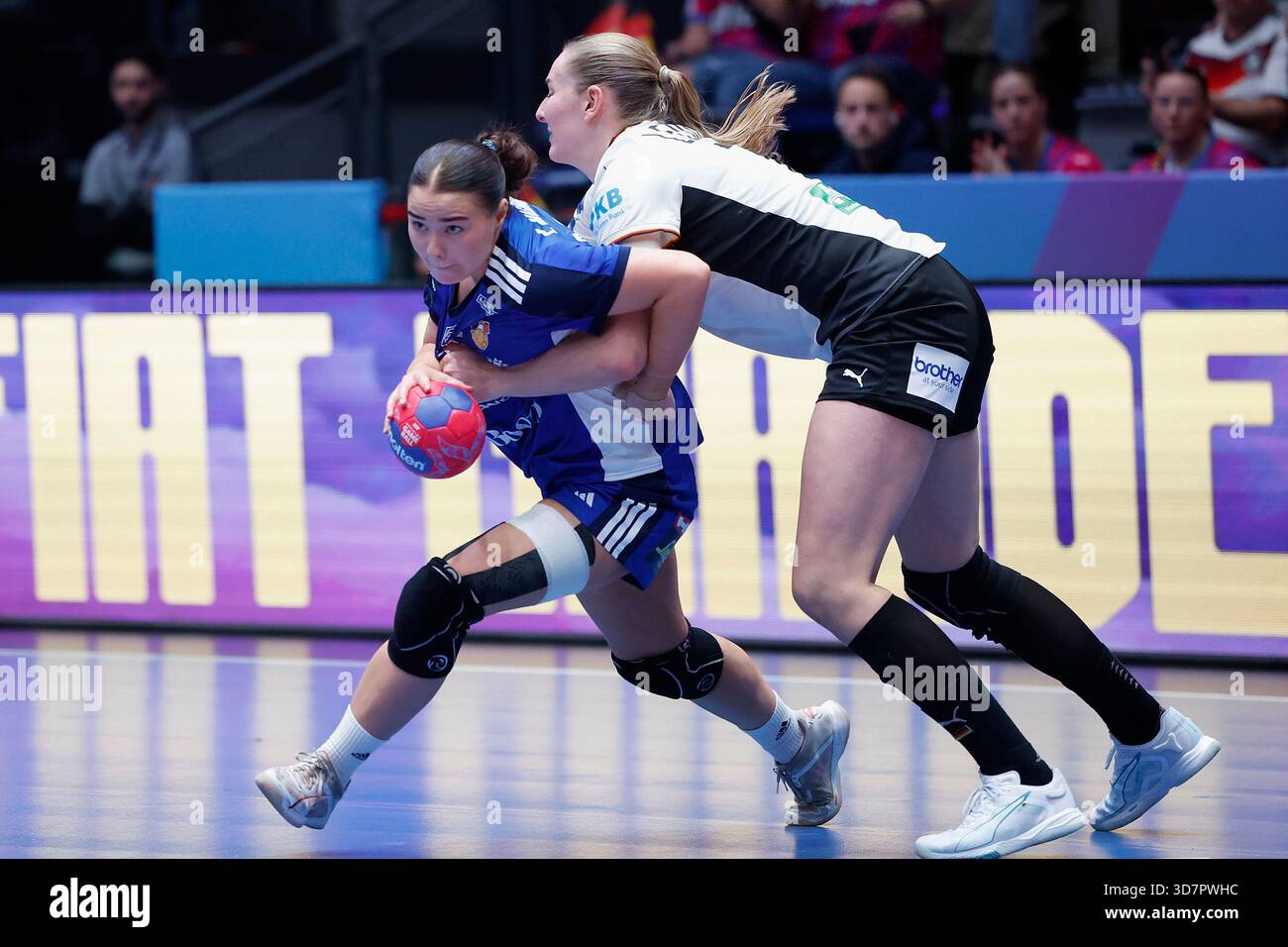 l.-r.: Elin Magnusdottir (Iceland, 22) and Viola Leuchter (DHB, 77), 11 ...