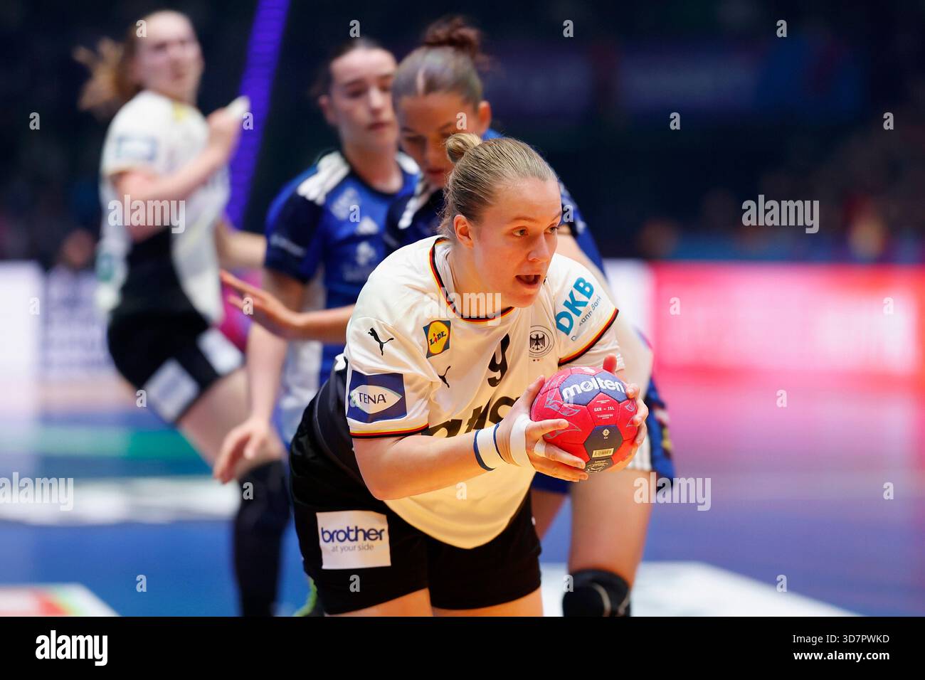 l.-r.: Lisa Antl (DHB, 9) Women's Handball World Championship 2025 ...
