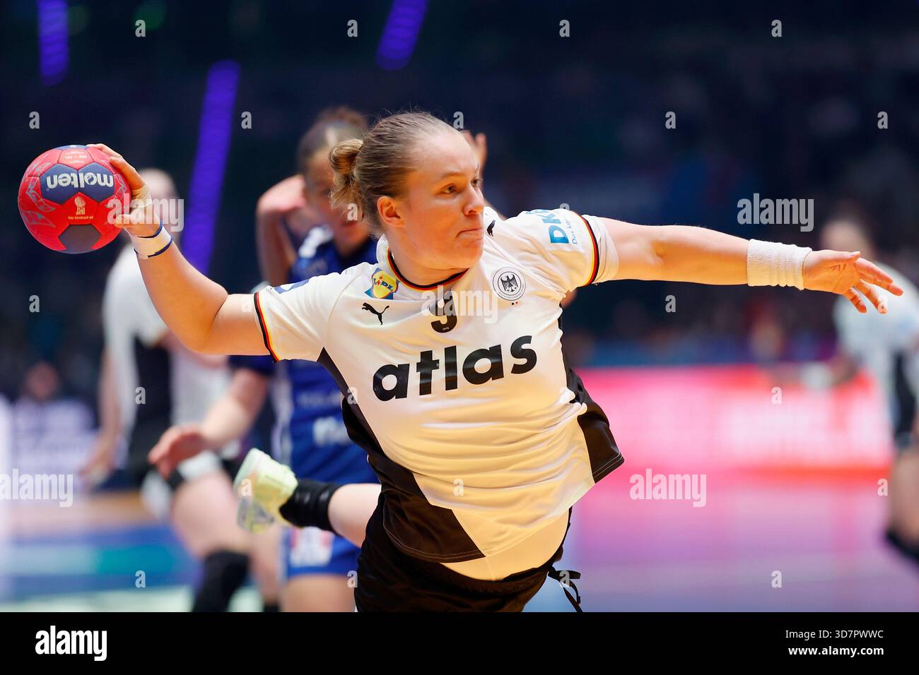 Stuttgart, Ger. 26th Nov, 2025. l.-r.: Lisa Antl (DHB, 9) Womens ...