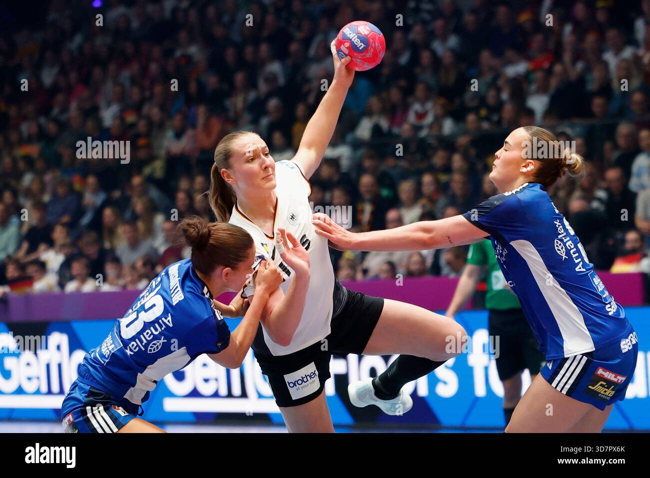 l.-r.: Matthildur Jonsdottir (Island, 43), Lisa Antl (DHB, 9) and ...