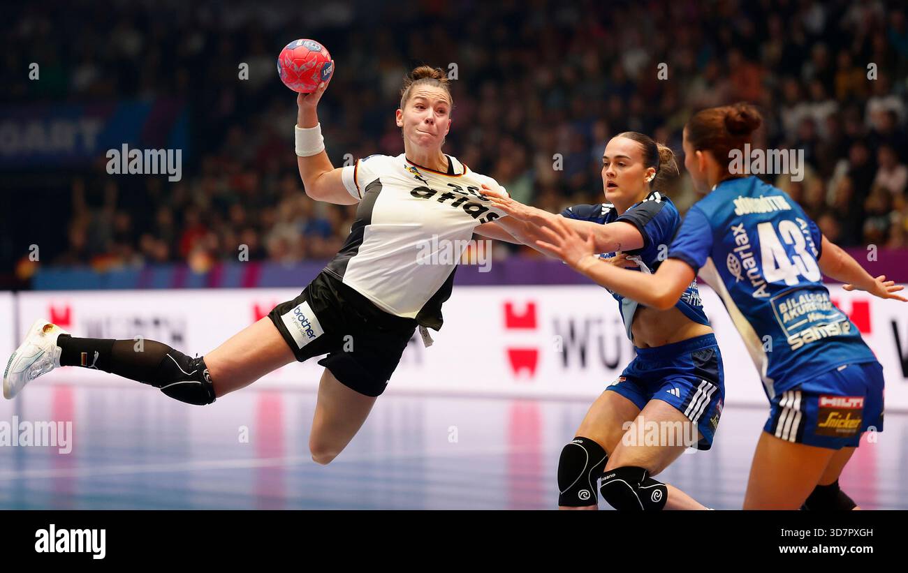 l.-r.: Emily Vogel (DHB, 20), Katrin Jensdottir (Island, 33) and ...