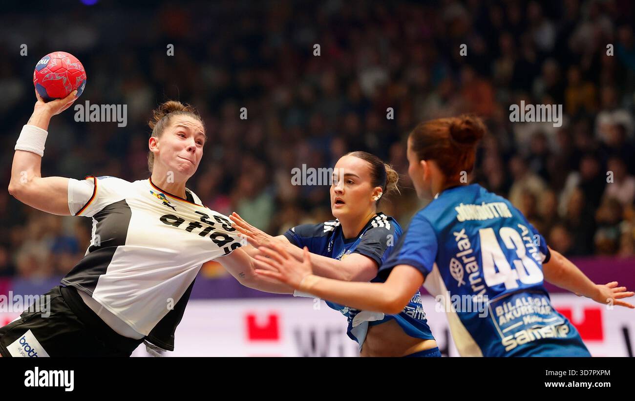 l.-r.: Emily Vogel (DHB, 20), Katrin Jensdottir (Island, 33) and ...