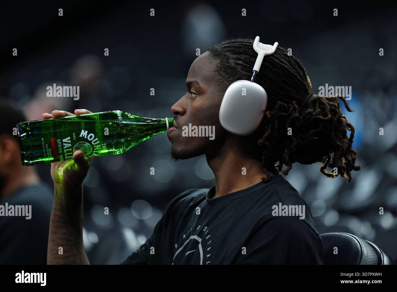 Sacramento Kings guard Keon Ellis looks on before an Emirates NBA Cup ...