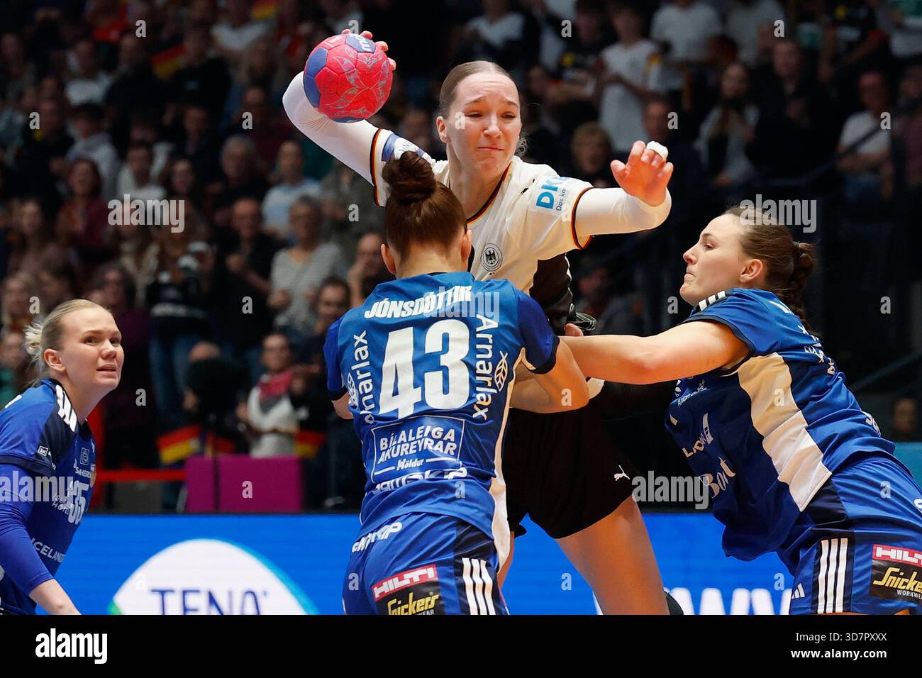 l.-r.: Matthildur Jonsdottir (Island, 43), Nieke Kuehne (DHB, 19) and ...