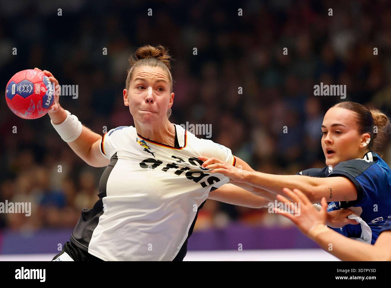 l.-r.: Emily Vogel (DHB, 20) and Katrin Jensdottir (Island, 33), Womens ...