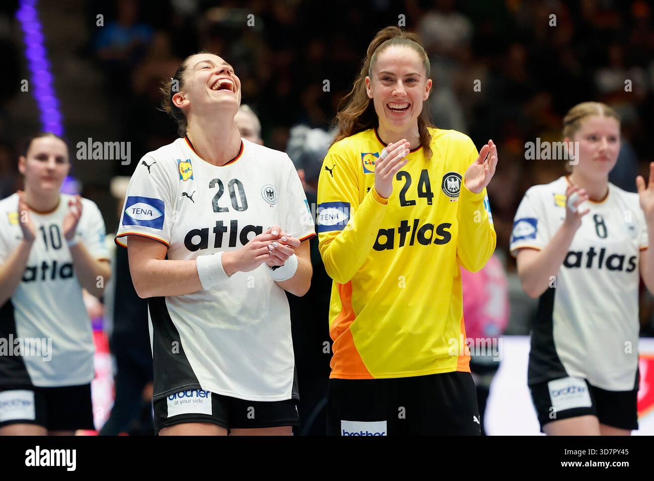 l.-r.: Die deutschen Spielerin Emily Vogel (DHB, 20) and Torwartin ...
