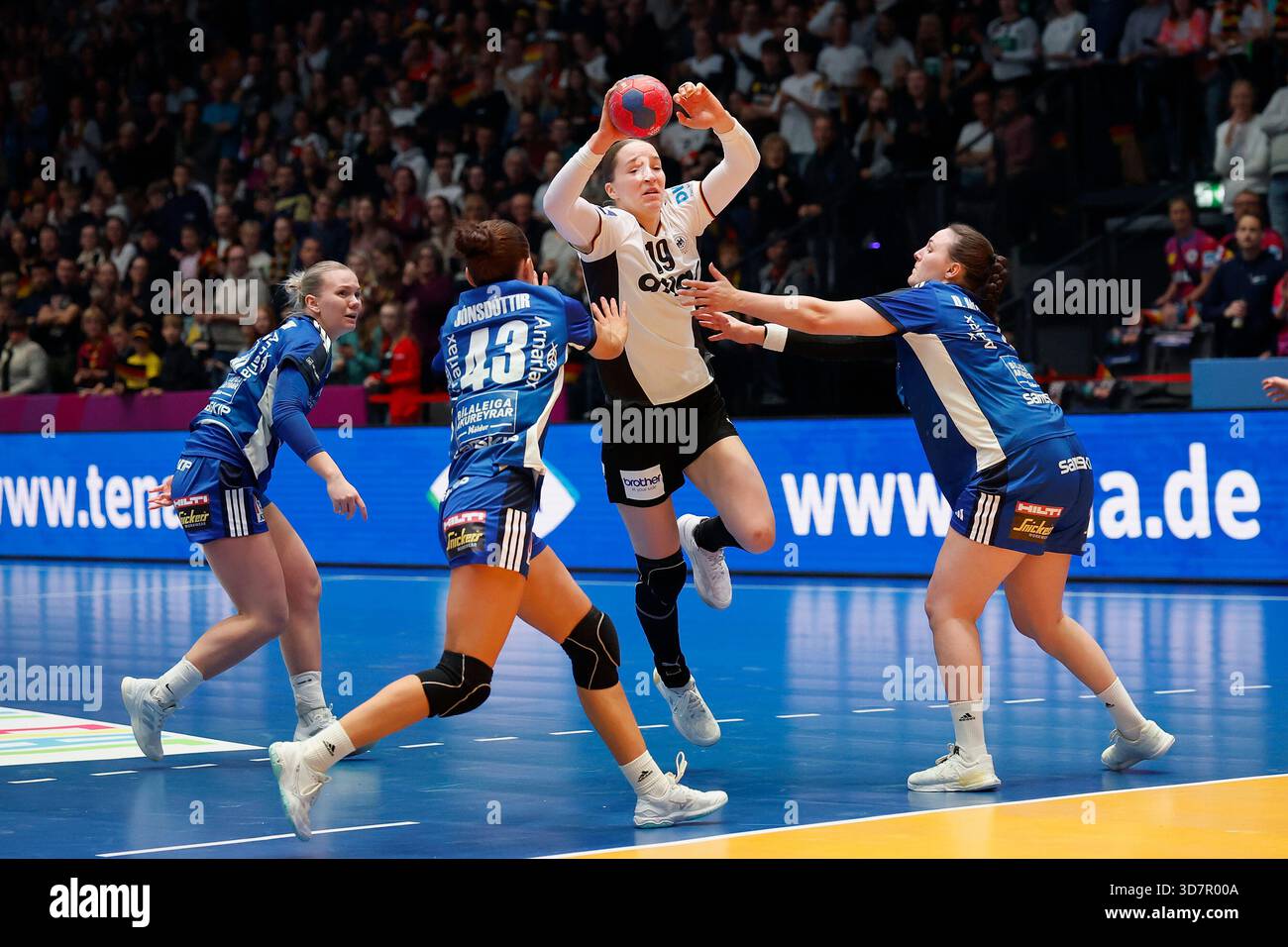 l.-r.: Matthildur Jonsdottir (Iceland, 43), Nieke Kuehne (DHB, 19) and ...