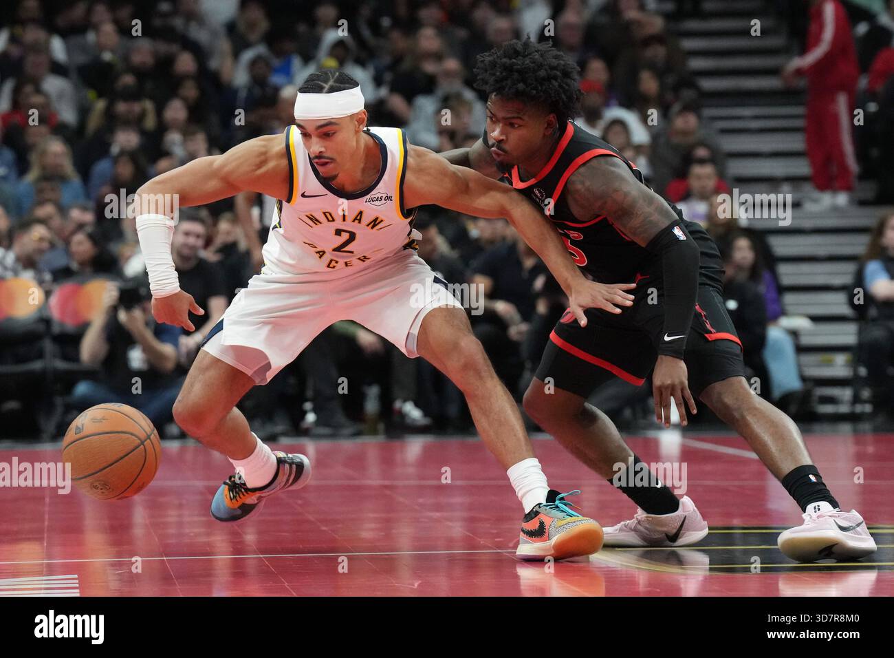 Indiana Pacers guard Andrew Nembhard (2) competes for a loose ball with ...