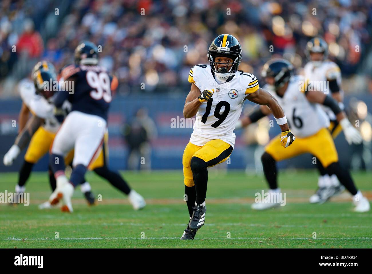 Pittsburgh Steelers wide receiver Calvin Austin III (19) runs on the ...