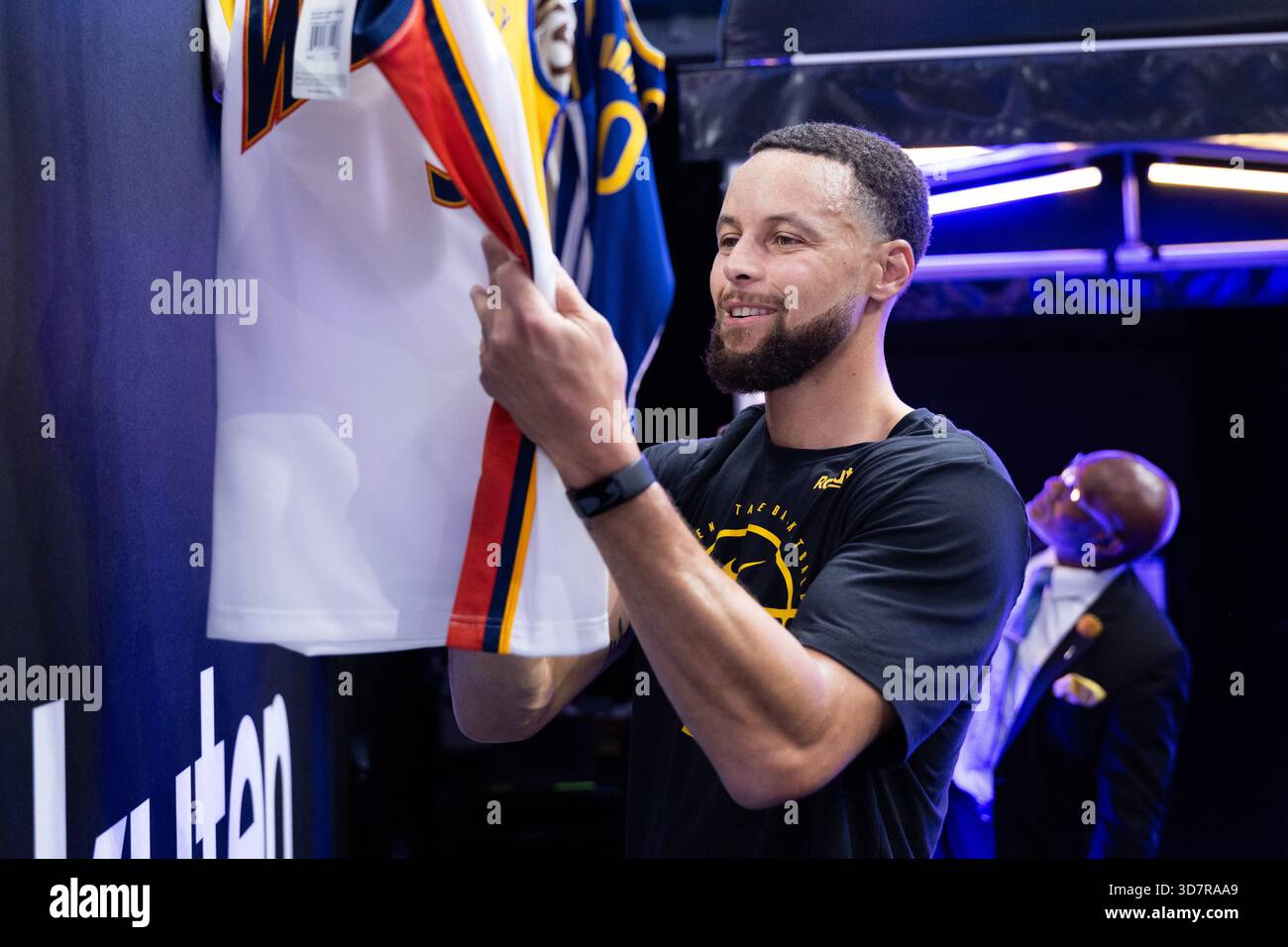 Golden State Warriors guard Stephen Curry signs autographs for fans ...