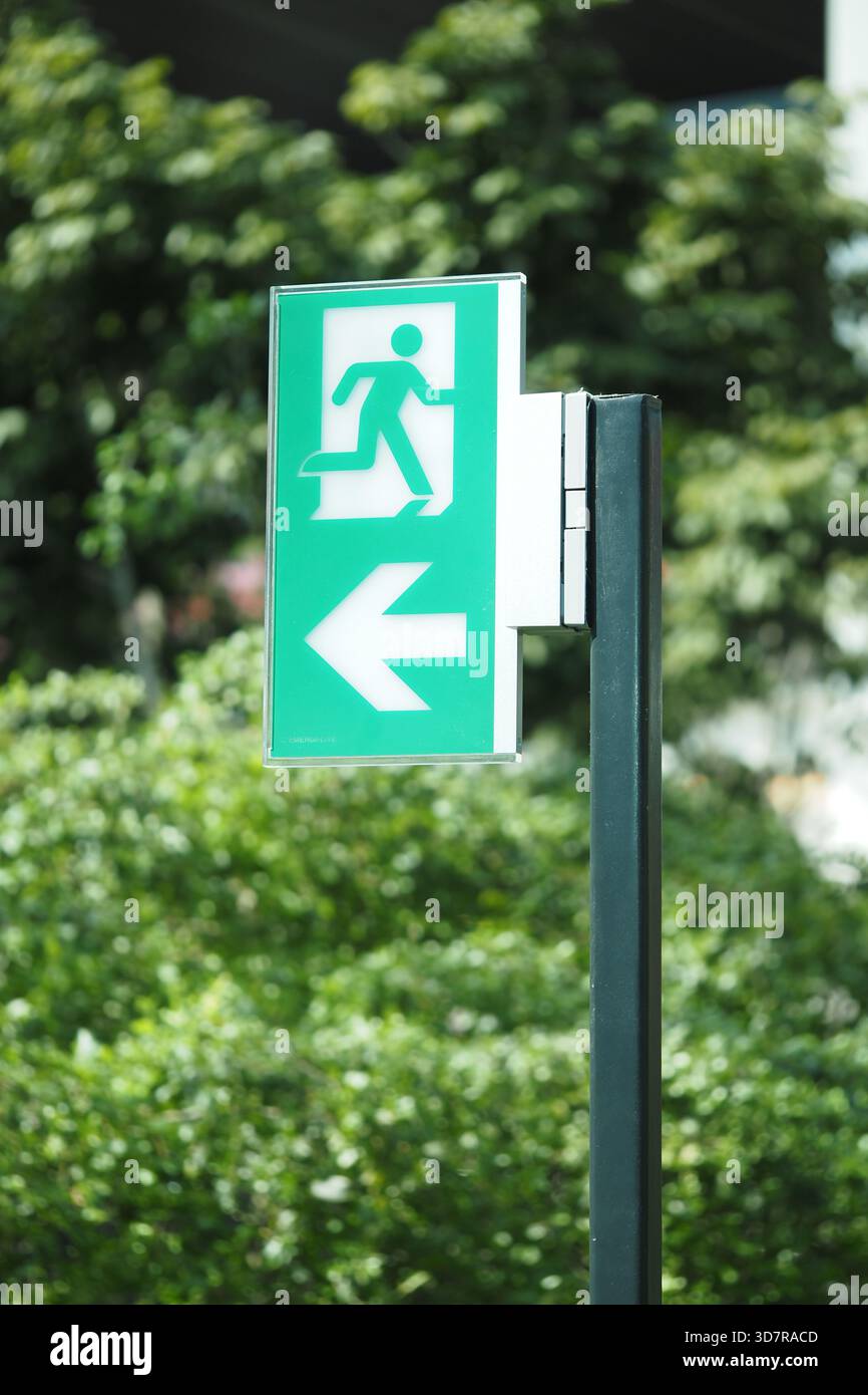 Directional sign indicating emergency exit to the left Stock Photo - Alamy