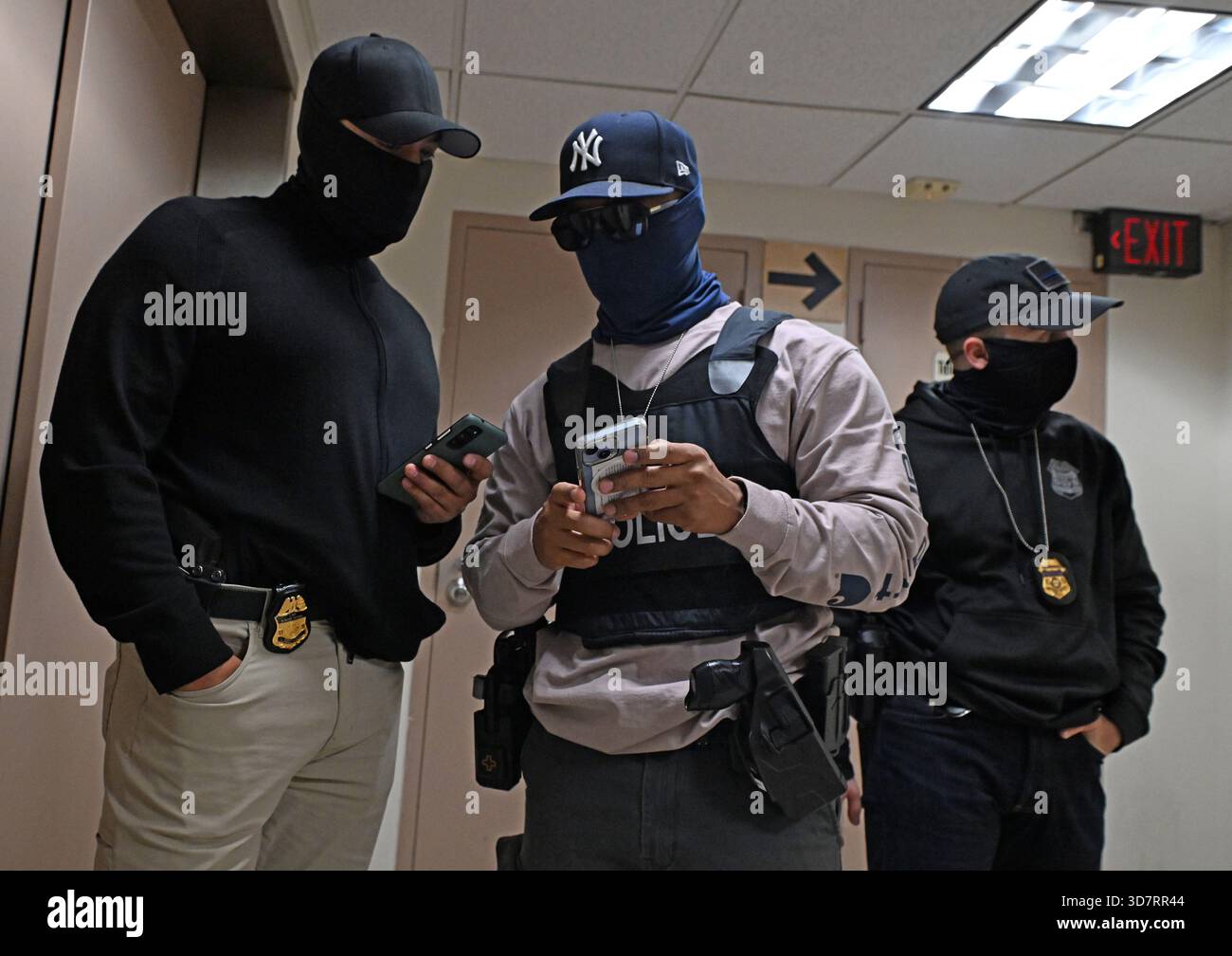 Photo by: Andrea Renault/STAR MAX/IPx 2025 11/25/25 In the hallways ...