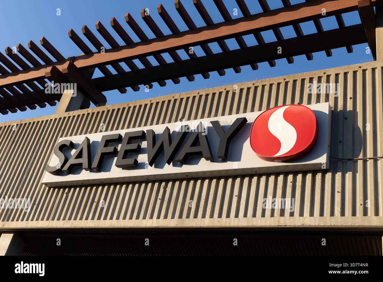 Safeway Grocery Store Sign on Building Exterior Stock Photo - Alamy