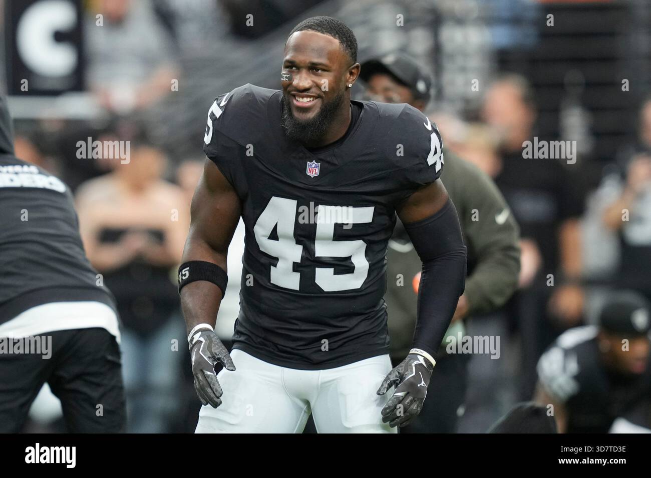Las Vegas Raiders linebacker Devin White (45) warms up before the game ...