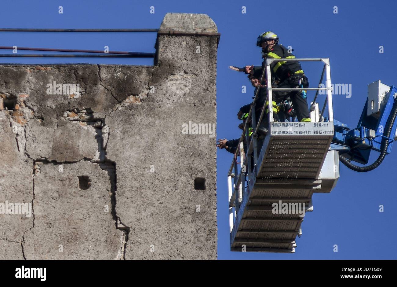 **NO WEB AND NEWSPAPERS ONLY FOR ITALY** Fire Brigade inspection and ...