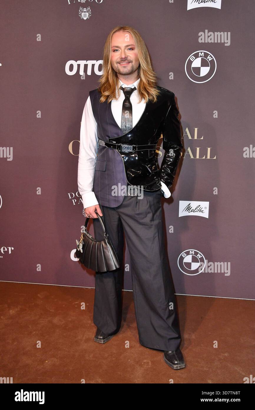 Jack Strify beim Magical Christmas Ball von LeGer by Lena Gercke im Clärchens Ballhaus in Berlin ...