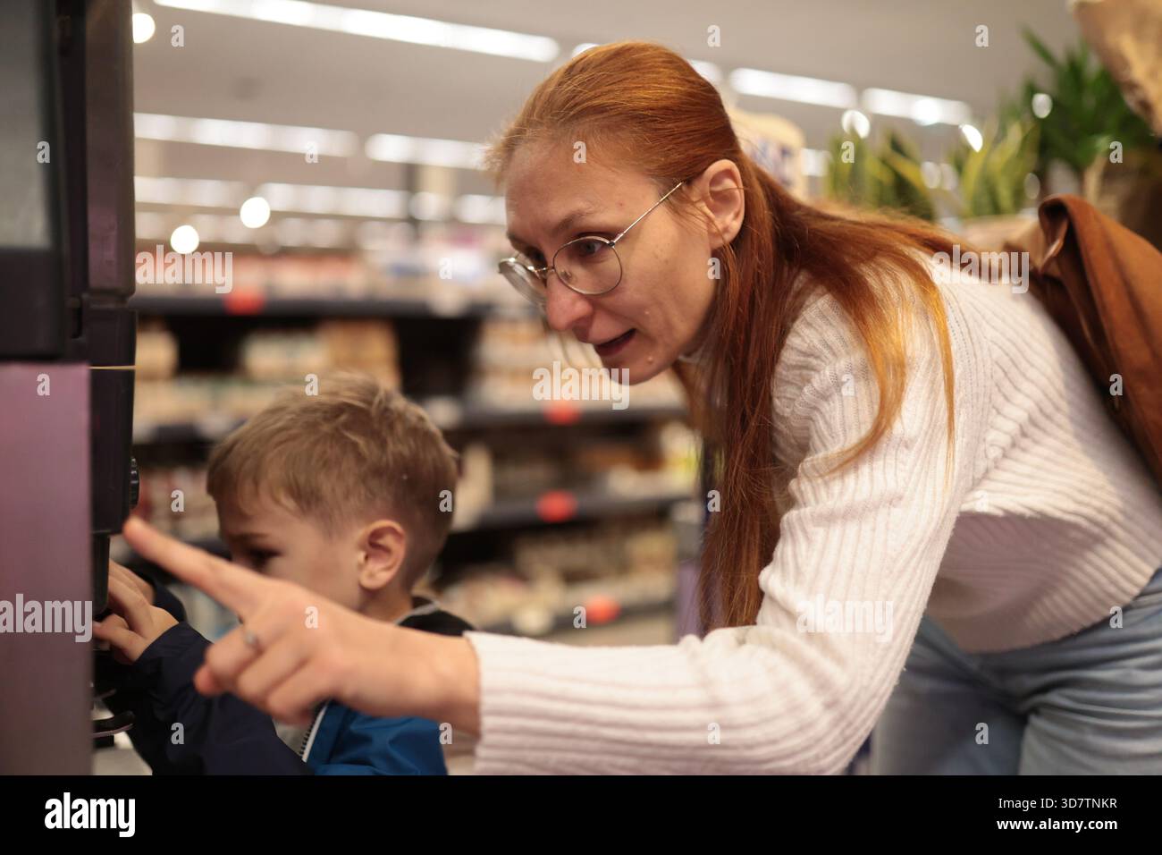 Self checkout guidance hi-res stock photography and images - Alamy