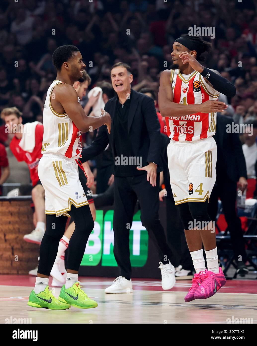 Belgrade, Serbia. 26th Nov, 2025. Olympiacos' head coach Georgios ...