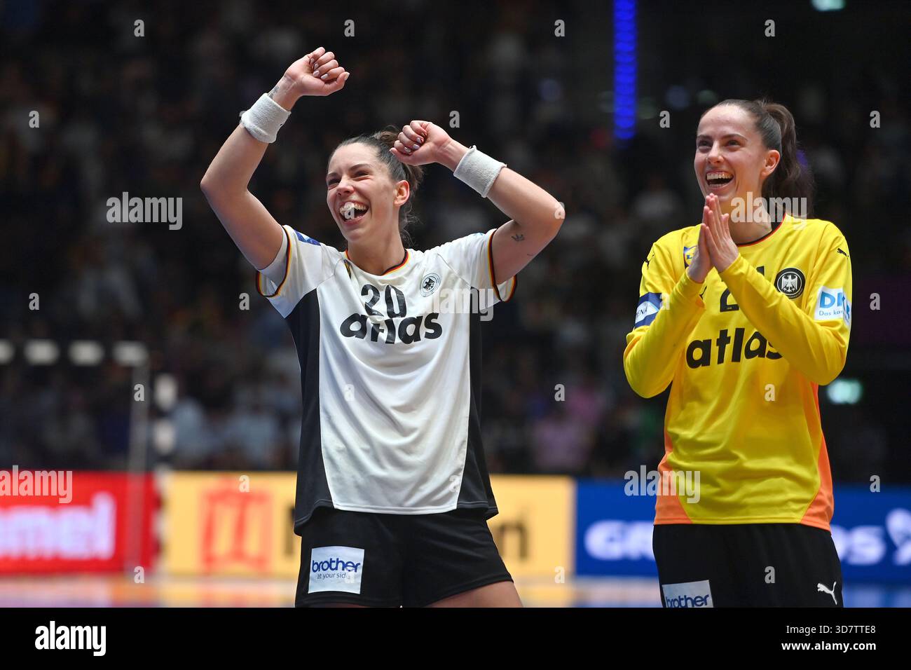 Final cheer from the left: Emily VOGEL (GER), Goalkeeper Sarah WACHTER ...