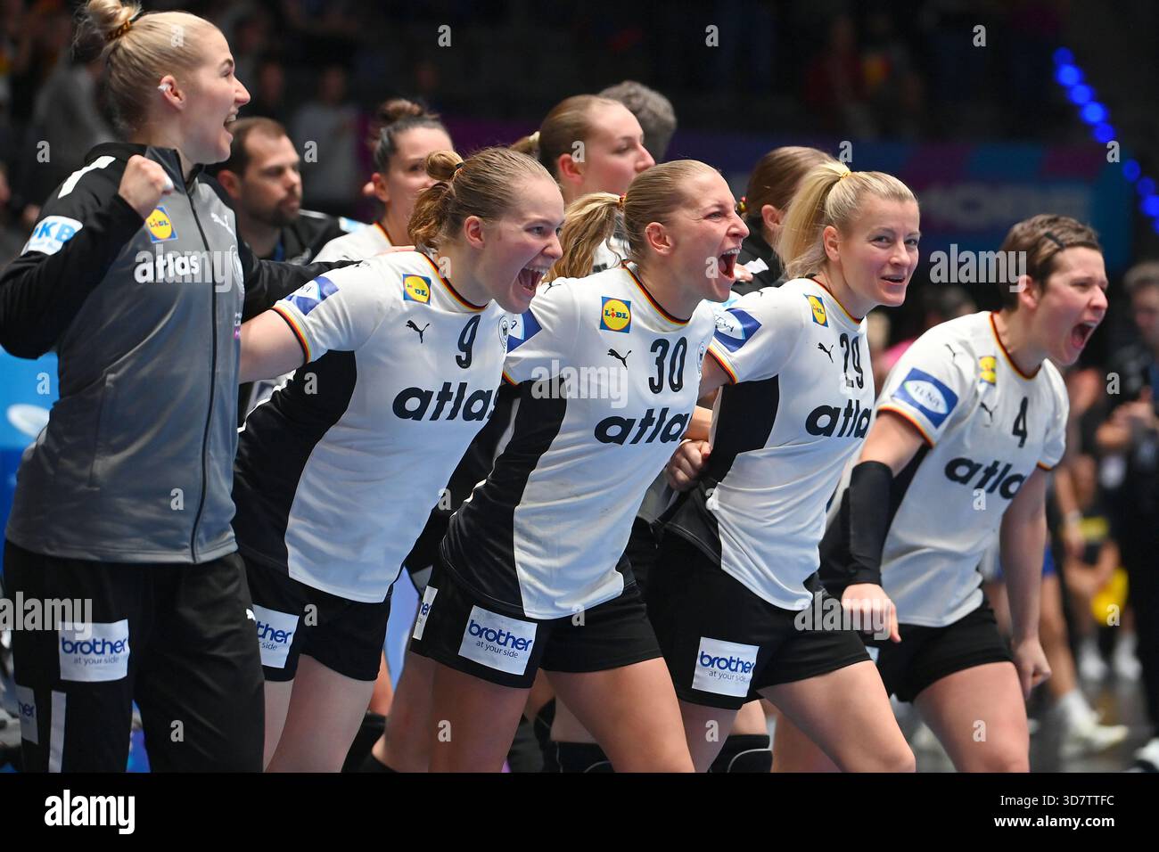 Final cheer from left: Goalkeeper Katharina FILTER (GER), Lisa Carolin ...