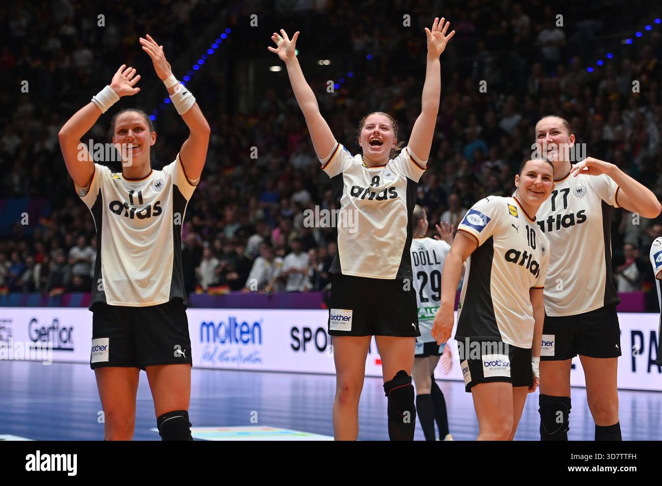 Final cheer from left: Xenia SMITS (GER), Nina ENGEL (GER), Mareike ...