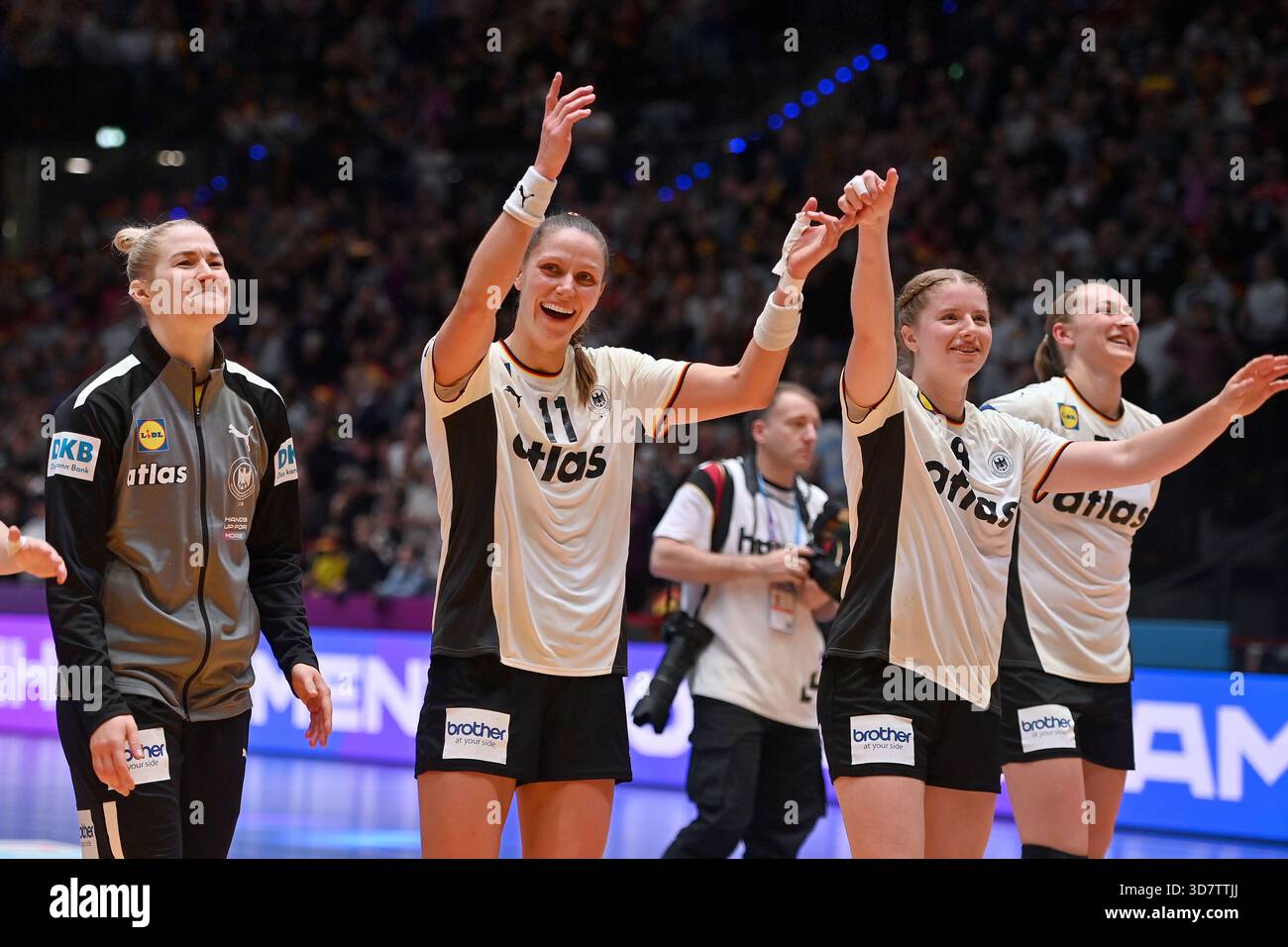 Final cheer from left: Goalkeeper Katharina FILTER (GER), Xenia SMITS ...