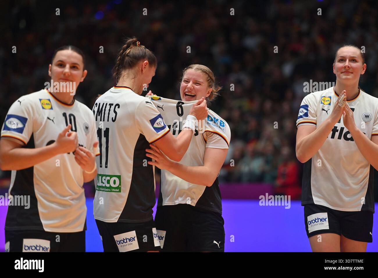 Final cheer from left: Mareike THOMAIER (GER), Xenia SMITS (GER), Nina ...