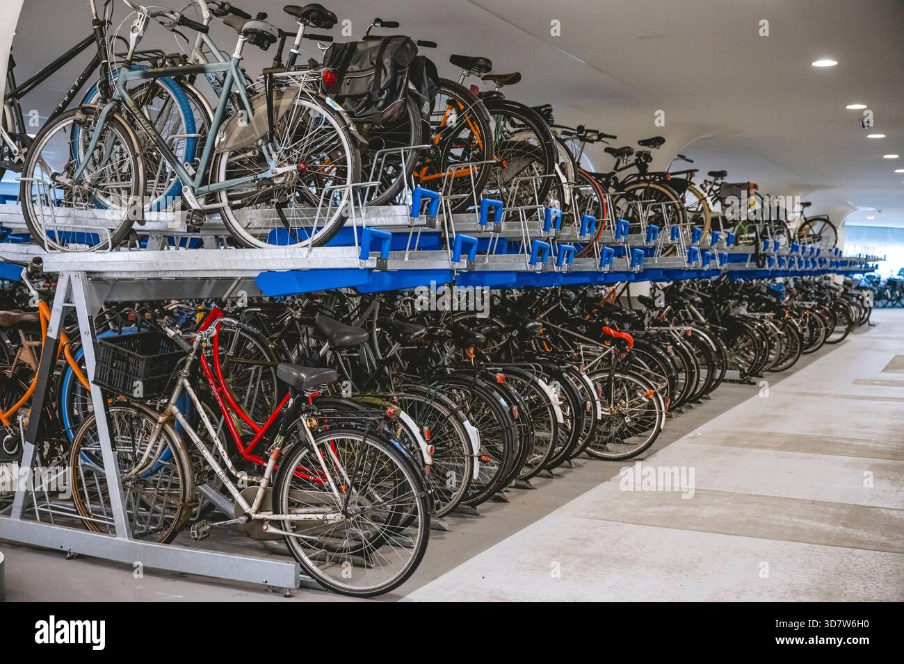 Cycle multi level parking garage hi-res stock photography and images ...