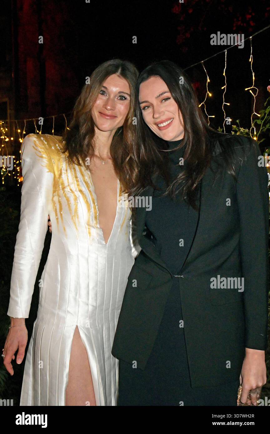 Janina Lin Otto und Gloria-Sophie Burkandt beim Magical Christmas Ball ...