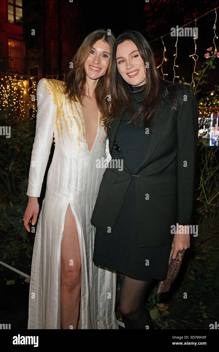 Janina Lin Otto und Gloria-Sophie Burkandt beim Magical Christmas Ball ...