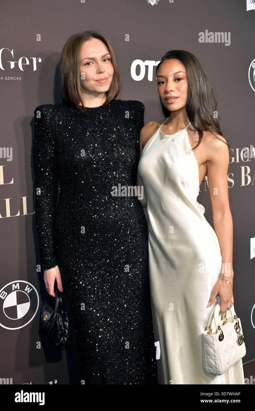 Marie Louis Frost und Jacqueline Krapf beim Magical Christmas Ball von ...