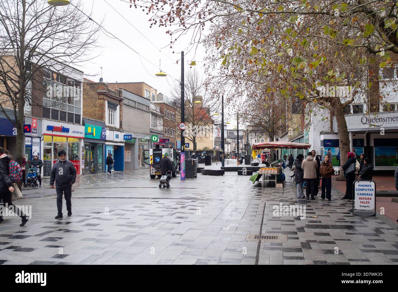 Slough, Berkshire, UK. 27th November, 2025. A dull and miserable day in ...