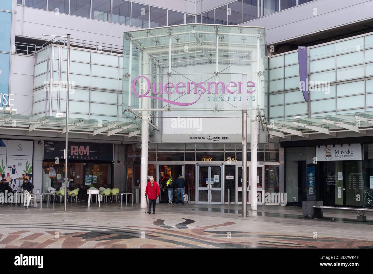 Slough, Berkshire, UK. 27th November, 2025. A dull and miserable day in ...