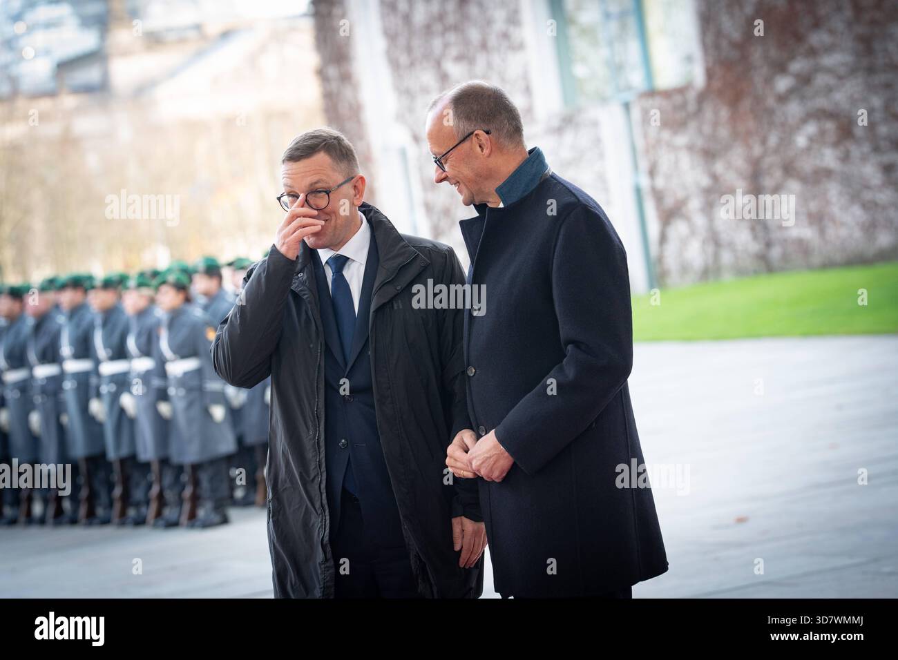 Bundeskanzler Friedrich Merz rechts mit seinem Gast Kristen ...