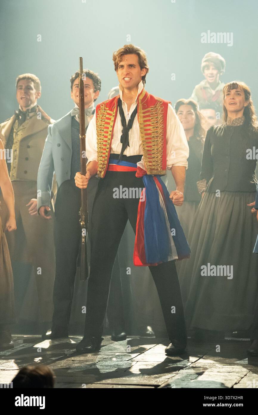Actors during the presentation of the musical "Los Miserables" at the ...