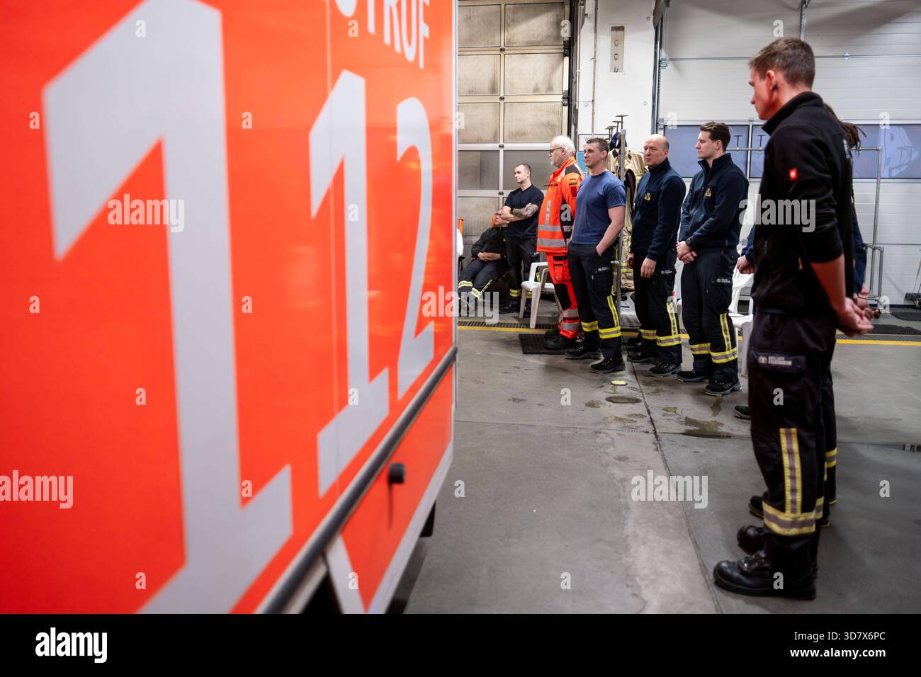 Die auszubildenden jungen Feuerwehrleute mit Ausbilder Marko Bierhals ...