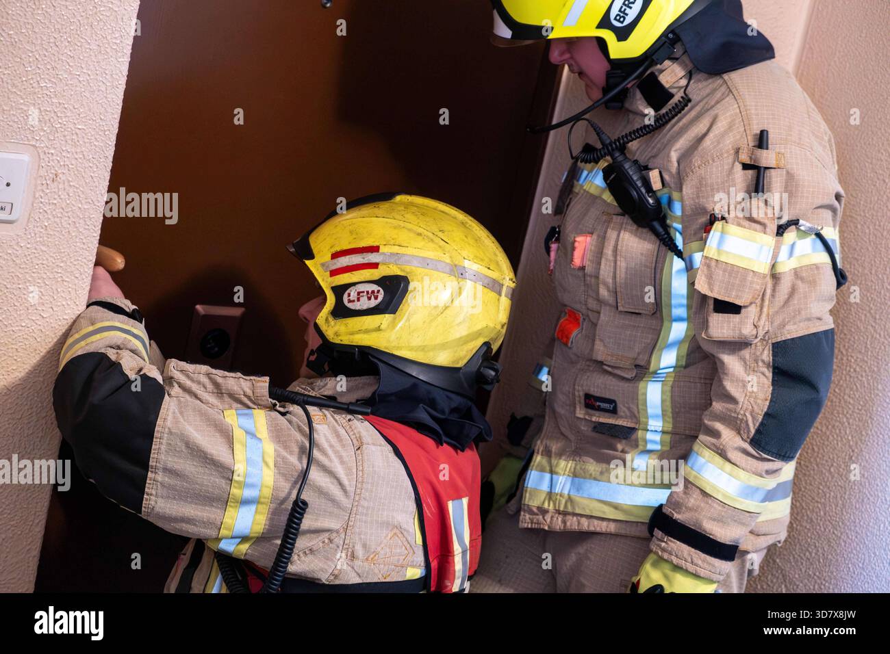 Berliner Feuerwehr bei einer Türöffnung im Berliner Stadtteil Wedding ...